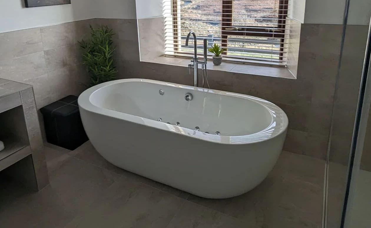 Indulge in Pure Luxury: Premium Whirlpool Baths | Luna Spas